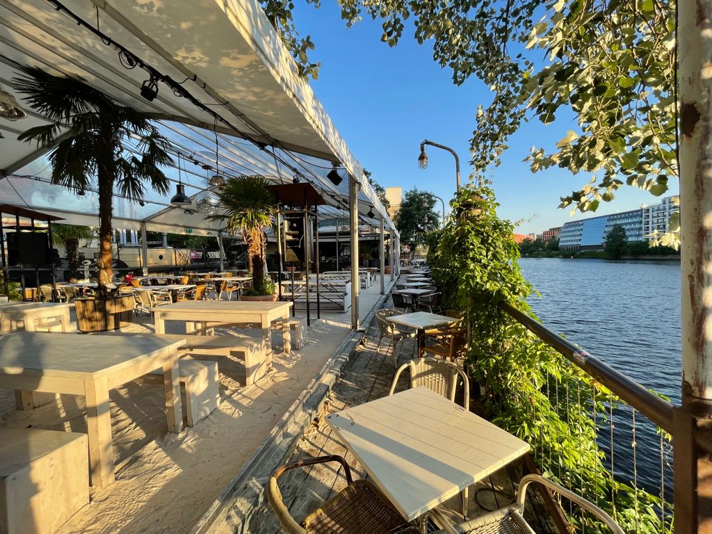 Strandbar in Berlin mit spektakulärem Außenbereich - UEBERRAUM ...